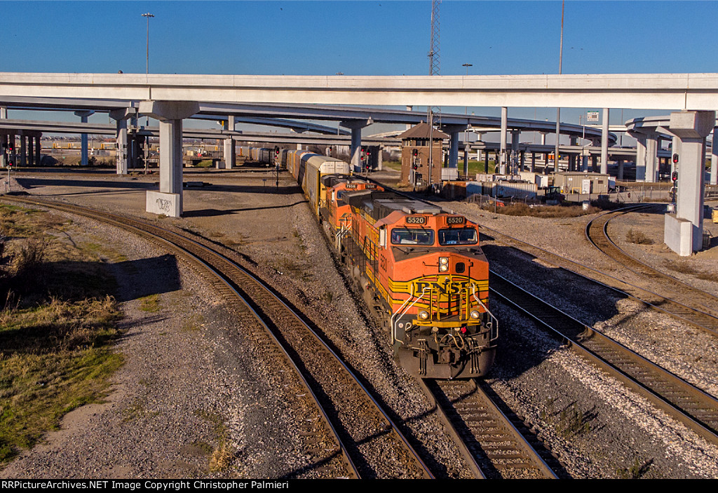 BNSF 5520 and BNSF 7858 Lead V-ALTSNT4-05